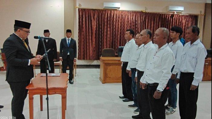 Sekda Maluku Tengah Jauhari Tuarita Lantik Badan Saniri Negeri Liliboy ...