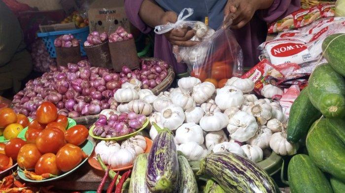 ‎Sepekan ini Harga Bawang di Pasar Binaiya Masohi Merangkak Naik, Rp ...