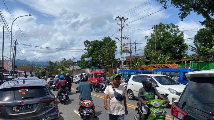 Pohon Tumbang di Jalan Wolter Monginsidi, Warga Diimbau Lewat JMP Ambon ...