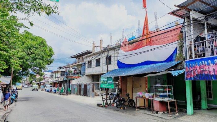 3 Bendera Timnas Belanda Raksasa Berkibar di Kelurahan Benteng Kota ...