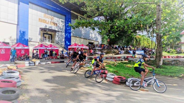 Ratusan Pembalap Sepeda Adu Skill dalam Bike Road Race Katong Skip ...