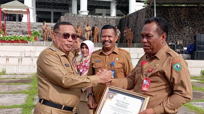 Camat Muhamad Nasir Rahayaan Terima Penghargaan karena Berhasil Proses ...