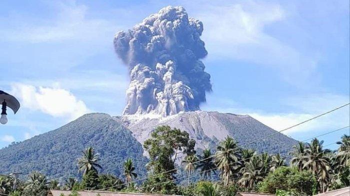 Erupsi Gunung Ibu di Maluku Utara, Semburkan Abu Vulkanik Disertai Suara Gemuruh - Tribuntoraja.com