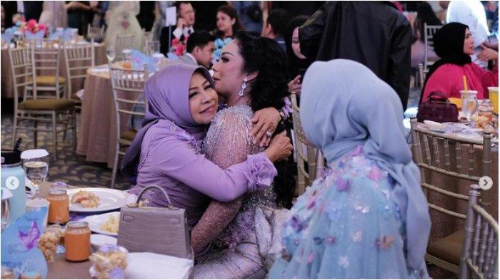 Potret Ibunda Anang Hermansyah Peluk Krisdayanti di Ulang Tahun Ashanty - Tribunambon.com