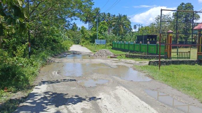 Jalan di Depan Koramil Waesama Rusak Parah: Ada Lima Kolam Berukuran ...