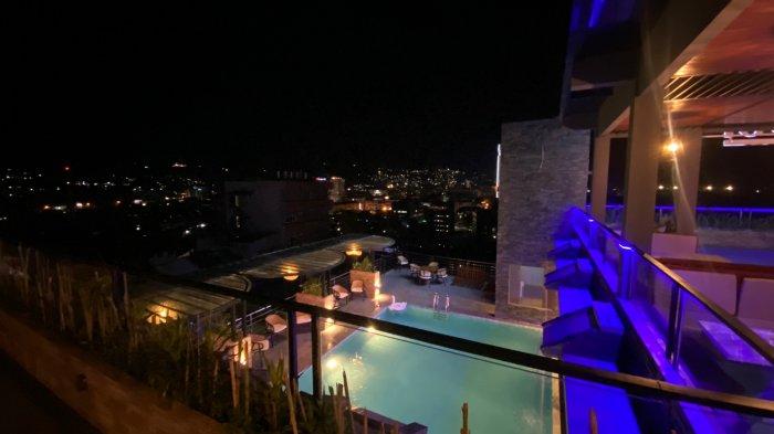 OUI Skypool & Bar Hotel Golden Place, Tongkrongan dengan View 360 ...