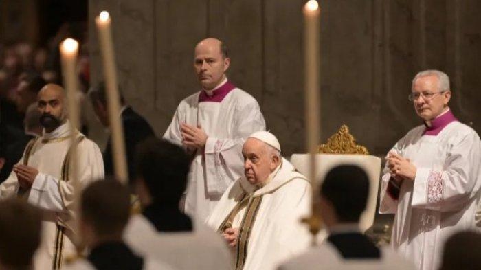 Pimpin Misa Malam Natal, Paus Fransiskus: Hati Kami Ada di Betlehem - Tribunambon.com