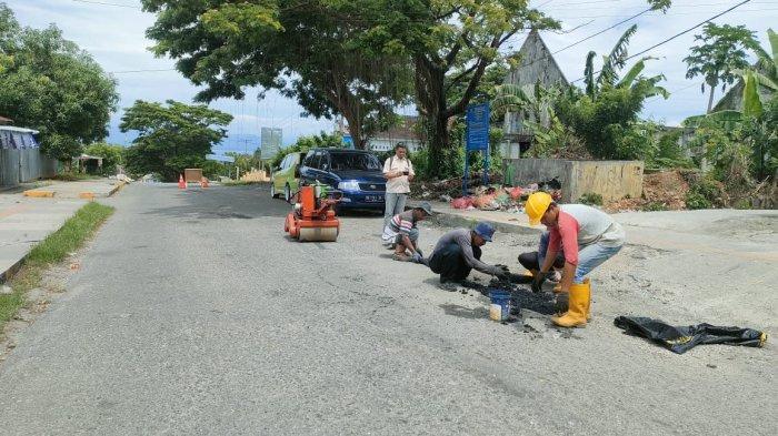 Rusak Bertahun-tahun, Akhirnya Ratusan Jalan Berlubang di Masohi Mulai Diperbaiki - Tribunambon.com