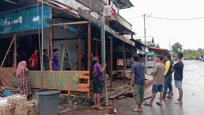 Pasca Kebakaran Pasar Langgur, Pedagang Perbaiki Sendiri Lapak Dagangan ...