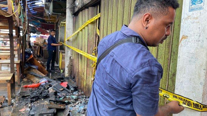 Olah TKP, Polisi Pasang Police Line di Lokasi Kebakaran Ruko Mardika ...