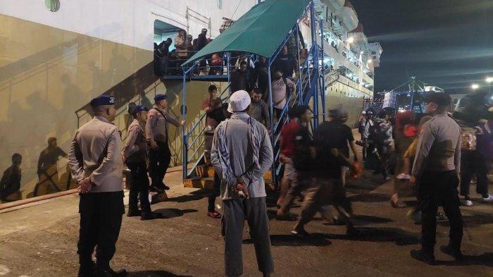 Puncak Arus Balik Lebaran 2023, KM Dorolonda Bawa 2.864 Penumpang - Tribunambon.com