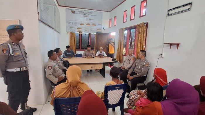 Polsek Leihitu Bagikan Sembako Saat Jumat Curhat di Negeri Hitu ...