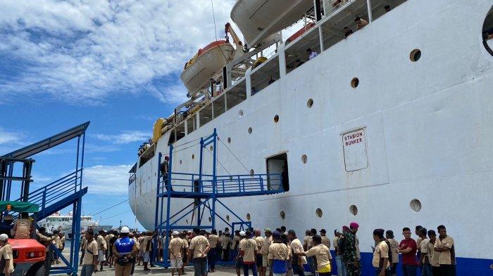 Momen Idul Fitri Jadi Berkah bagi Buruh Angkut Pelabuhan Yos Sudarso Ambon - Tribunambon.com