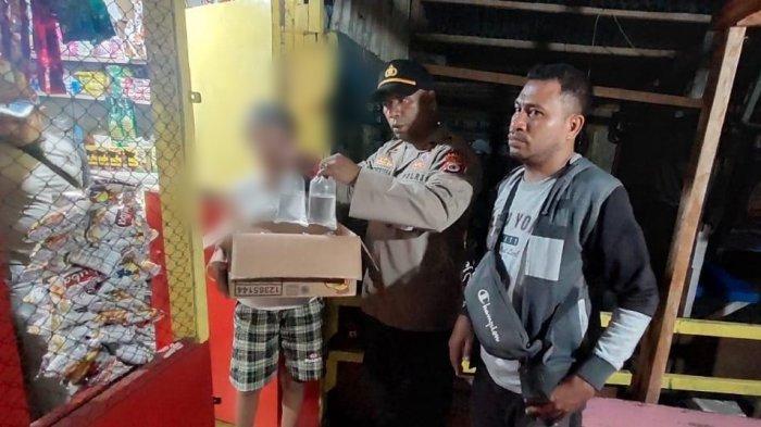 Polsek Sirimau Ambon Sita Puluhan Botol Sopi dari Warung Berkedok Toko Kelontong - Tribunambon.com