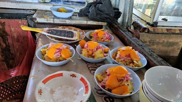 Ada Rujak Parut di Kawasan Kuliner Air Salobar - Tribunambon.com