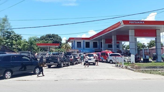 Warga Berburu BBM, Antrian Panjang di SPBU Namlea Hingga ke Jalan Raya ...