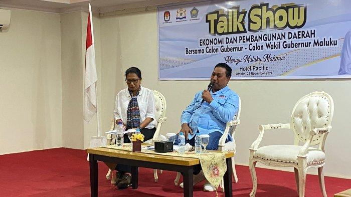 Tampil Solo, Abdullah Vanath 'Menari' di Panggung Kadin Maluku ... Tampil Solo, Abdullah Vanath 'Menari' di Panggung Kadin Maluku ...