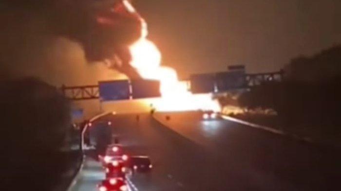 Truk Tangki Pertamina Terbakar Hebat di Ruas Tol Ngawi-Solo Km 579, Sopir Selamat - Tribunambon.com