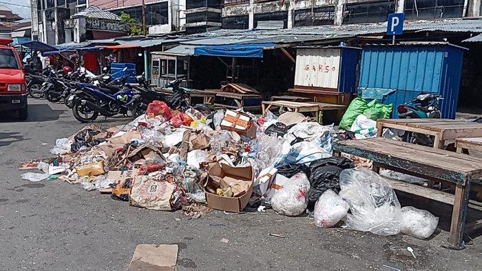 Tumpukan Sampah di Pasar Marren Tual Ganggu Pengunjung - Tribunambon.com