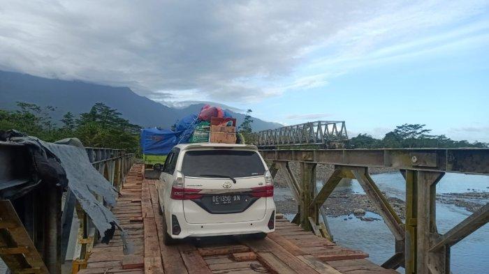 Jembatan Darurat Wae Kawanua Sudah Bisa Dilewati Kendaraan, Kecuali ... Jembatan Darurat Wae Kawanua Sudah Bisa Dilewati Kendaraan, Kecuali ...