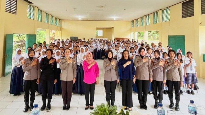 Polwan Polda Maluku Mangente Anak Sekolah, Edukasi Cegah Bullying di SMA Siwalima Ambon ...