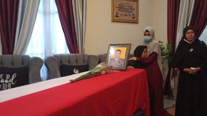 Tiba di Rumah Duka, Isak Tangis Keluarga Sambut Jenazah Brigadir Polisi ... Tiba di Rumah Duka, Isak Tangis Keluarga Sambut Jenazah Brigadir Polisi ...