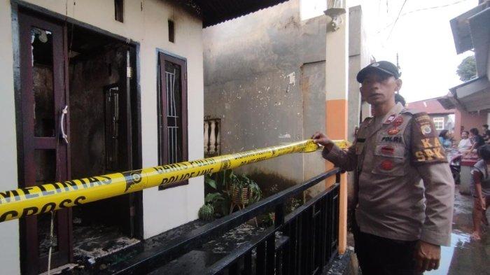 Polisi Pasang Police Line di TKP Kebakaran Hative Kecil - Tribunambon.com