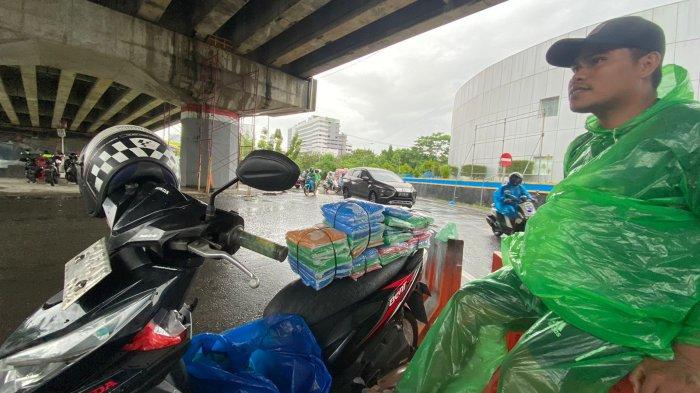 Musim Hujan Berkah bagi Pedagang Jas Hujan di Ambon - Tribunambon.com