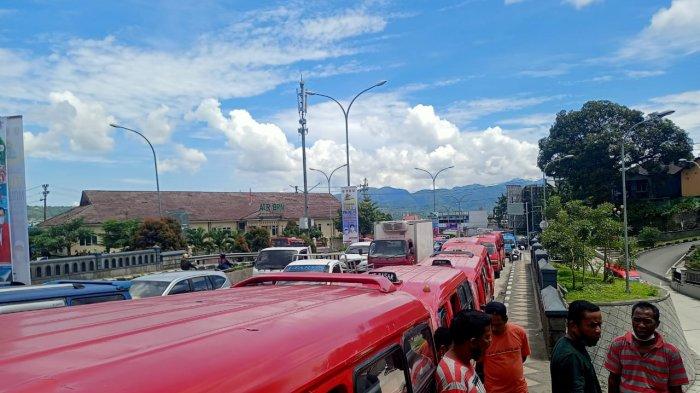 Sopir Angkot di Ambon Demo, Penumpang Terlantar dan Bikin Jalan Macet 5 ...