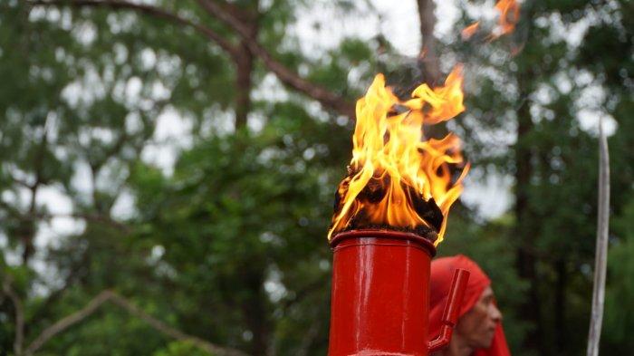 Sakral, Api Pattimura Menyala di Gunung Saniri - Tribunambon.com