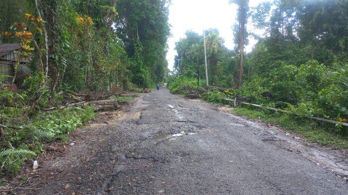 Belasan Tahun Jalan Rusak di Pulau Saparua Urung Diperbaiki - Tribunambon.com