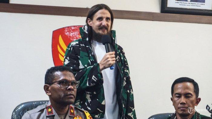 Momen Haru Pilot Susi Air Dibebaskan Setelah 1,5 Tahun Disandera KKB: Saya Akhirnya Keluar ...