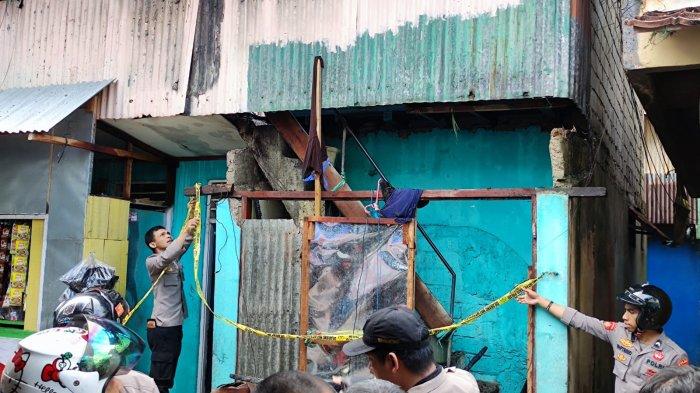 Polisi Pasang Garis Police Line di TKP Kebakaran Silale Ambon ...