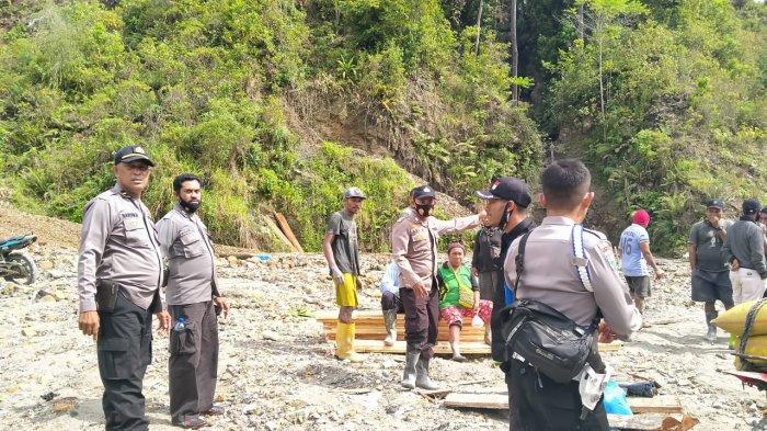 Aparat Tertibkan Tambang Emas Gunung Botak, Sejumlah Barang Milik Penambang Dibakar ...