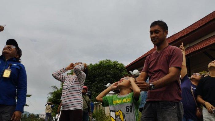 Warga Ambon Antuasias Lihat Gerhana Matahari di Tugu Christina Martha ...