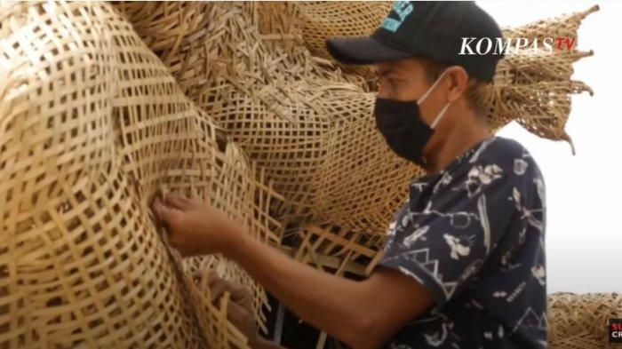 Seniman Bali I Gusti Ngurah Udianata Membuat Patung Dewa Baruna dari ...
