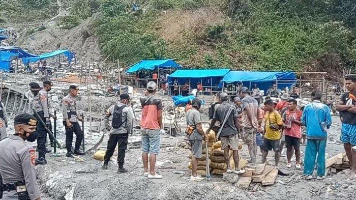 Polisi Bongkar Puluhan Bak Rendaman di Kali Anahoni Tambang Emas Ilegal Gunung Botak - Pulau ...