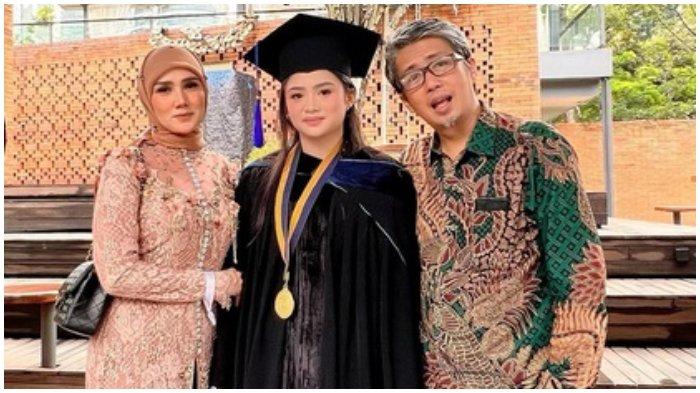 Tiara Safitri Raih Gelar Sarjana, Mulan Jameela Mengaku Bangga - Tribunambon.com