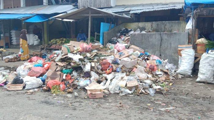 Warga Keluhkan Bau Busuk Sampah di Pasar Tradisional Namlea-Pulau Buru ...