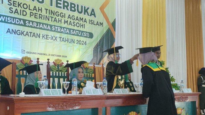 101 Mahasiswa STIA Said Perintah Masohi Diwisudakan, Pj Bupati Malteng ...