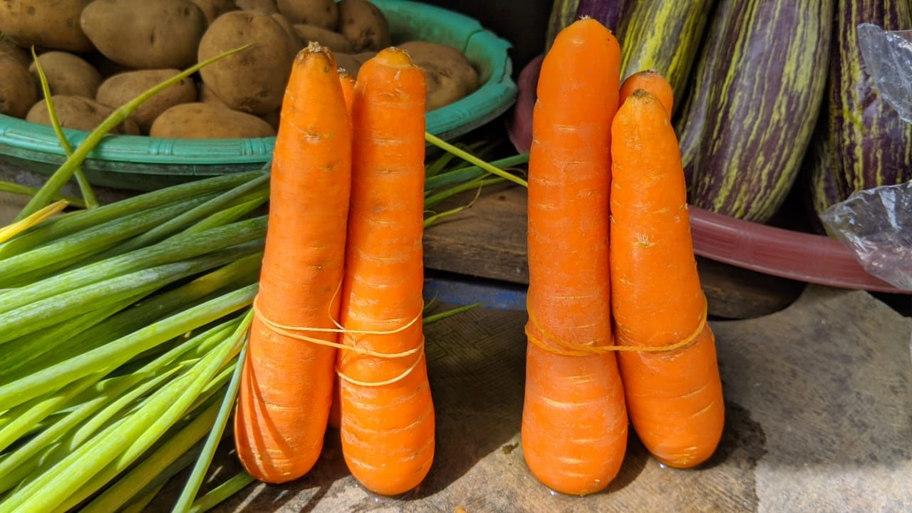 Pedagang Heran, Harga Wortel di Pasar Mardika Melonjak Drastis ...