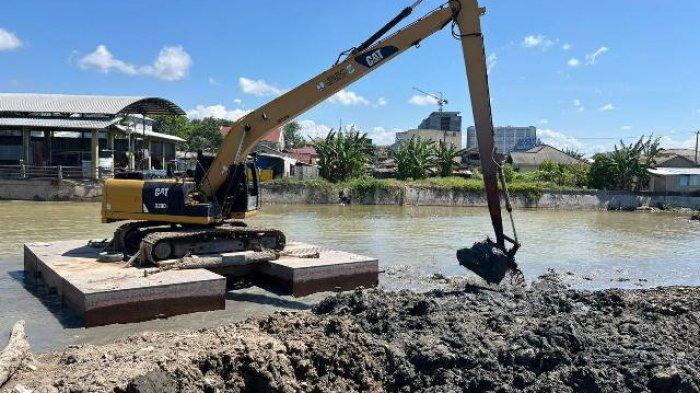 Dinas PUPR Pangkalpinang Normalisasi Sungai Jembatan Nanas, 30 Ribu Kubik Sedimen Terangkat ...