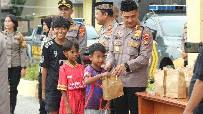 Polres Belitung dan Bhayangkari Berbagi Ratusan Takjil - BaBelnews.id