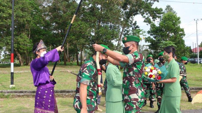 Prosesi Penerimaan dan Pelepasan Danrem 045/Garuda Jaya, Kolonel Ujang Dapat Kalungan Bunga ...