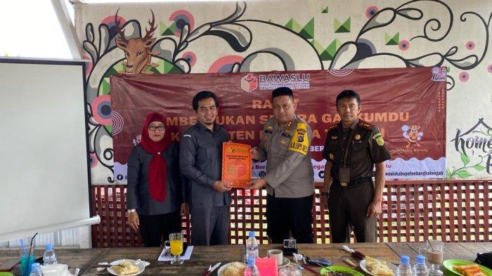 Bawaslu Bangka Tengah Bentuk Sentra Gakkumdu - BaBelnews.id Bawaslu Bangka Tengah Bentuk Sentra Gakkumdu - BaBelnews.id