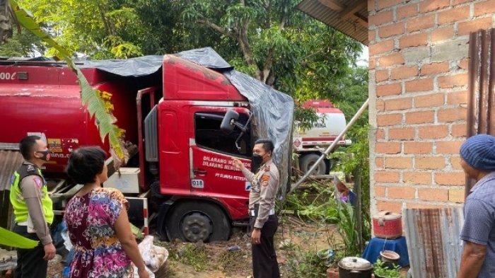 Truk Tangki BBM Tabrak Pagar Pembatas Jalan, Sopir Hilang Kendali saat Jalan Licin - BaBelnews.id