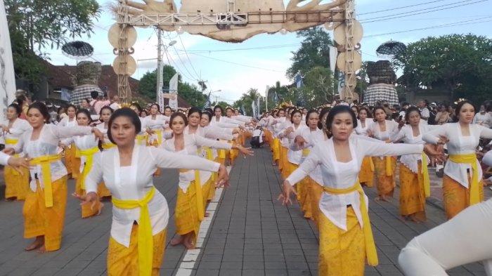 1.000 Orang Tarikan Rejang Sutri Peringatan Saharsa Warsa Batuan ...