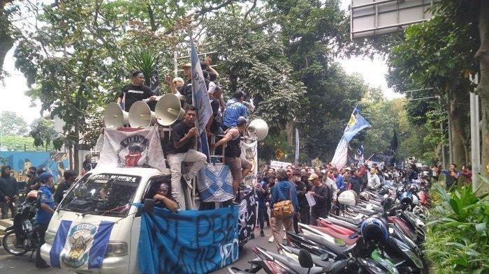 5.000 BOBOTOH Long March ke Graha Persib Bandung, Nyanyikan Lagu Ini - Tribun-bali.com