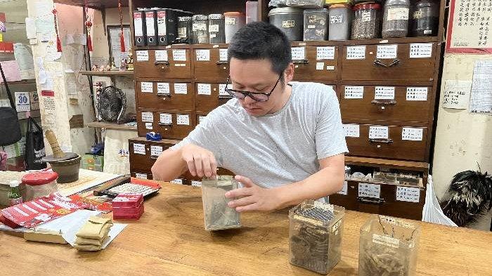 Toko Obat Saudara, Bisa Racik Obat Berbahasa Mandarin Sejak 1985, Impor ...