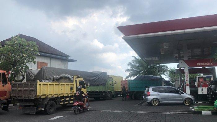 Antrean Truk Mengular Akibat Stok Solar Kosong Di Tabanan - Tribun-bali.com
